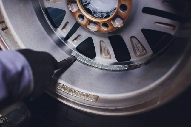 Best Wheel Balancer For Your Workshop [2022 Review] - GarageSpot