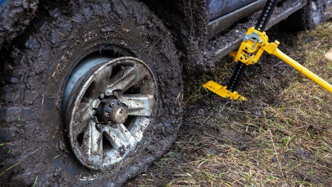 Best Off-Road Jack to Lift Your Truck in the Wild for 2022 - GarageSpot