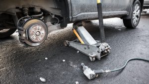 7 Best Portable Car Jacks to Keep In Your Trunk (2022 Review)