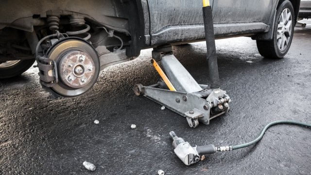 7 Best Portable Car Jacks to Keep In Your Trunk (2022 Review)